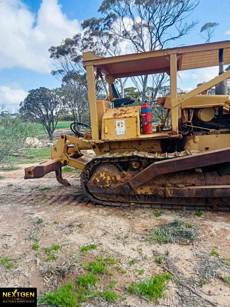 Caterpillar D5B Dozer for Sale - Low Hours, Starts & Runs Well ...